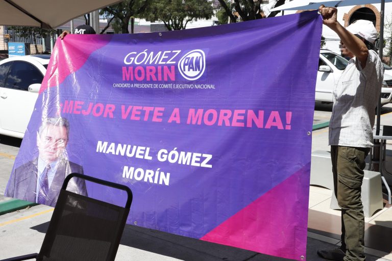 Con pancarta, piden a Gómez Morín que se vaya para Morena