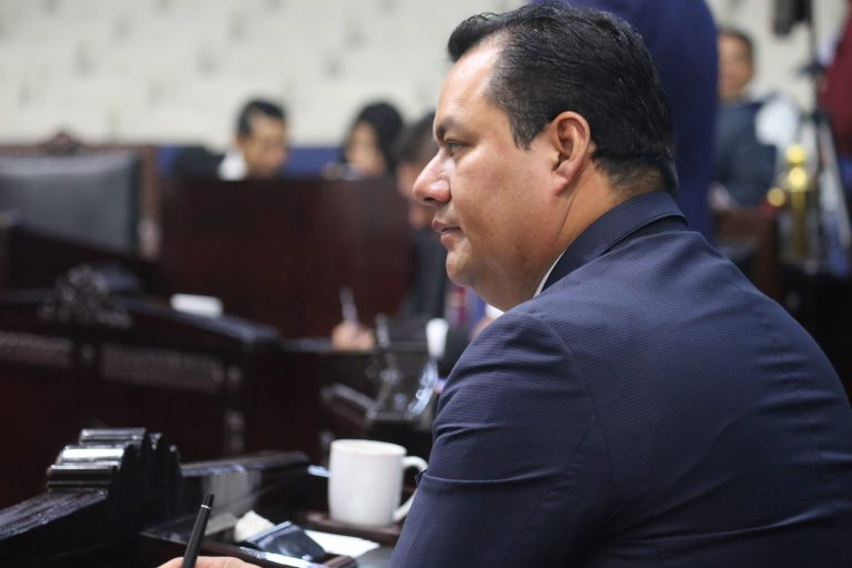 Pide Asael indagar fotos íntimas; dice ser inocente