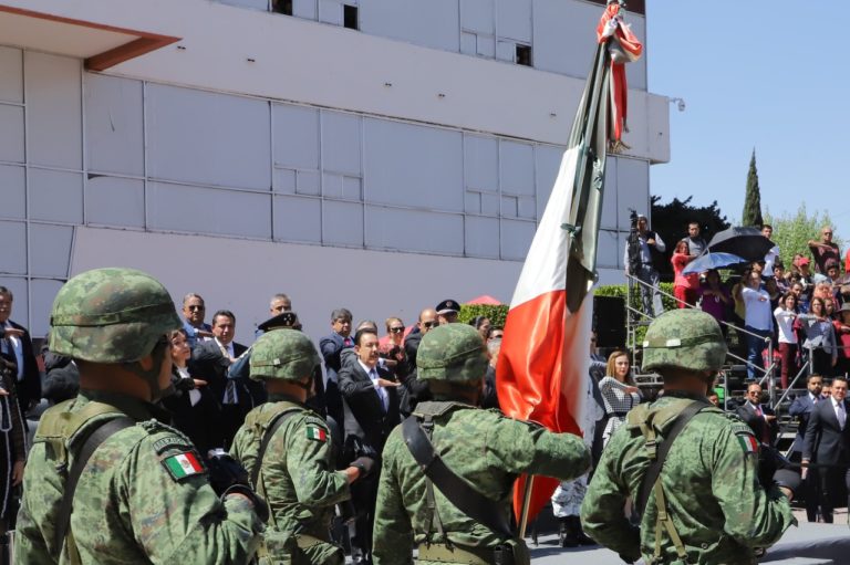 Conmemoran Día de la Bandera en la plaza Juárez de Pachuca