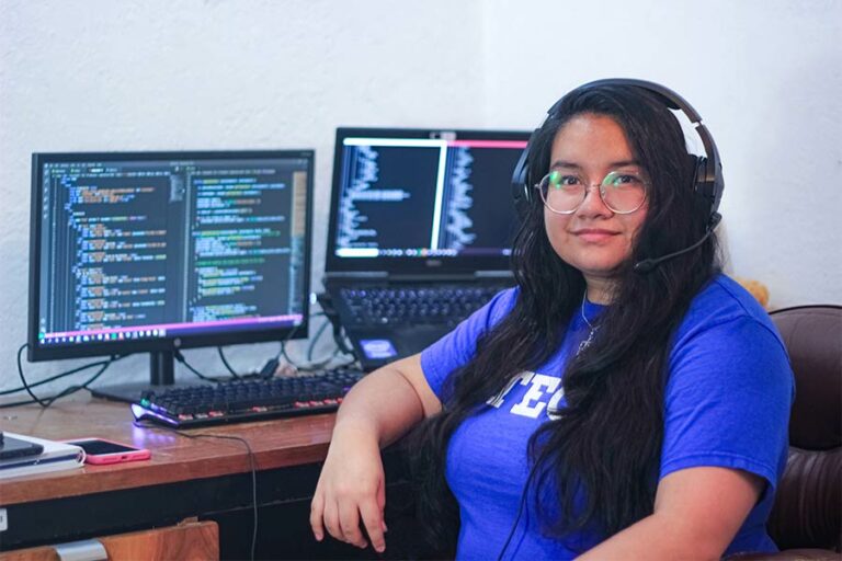 Estudiante da clases de programación a través de Twitch y TikTok