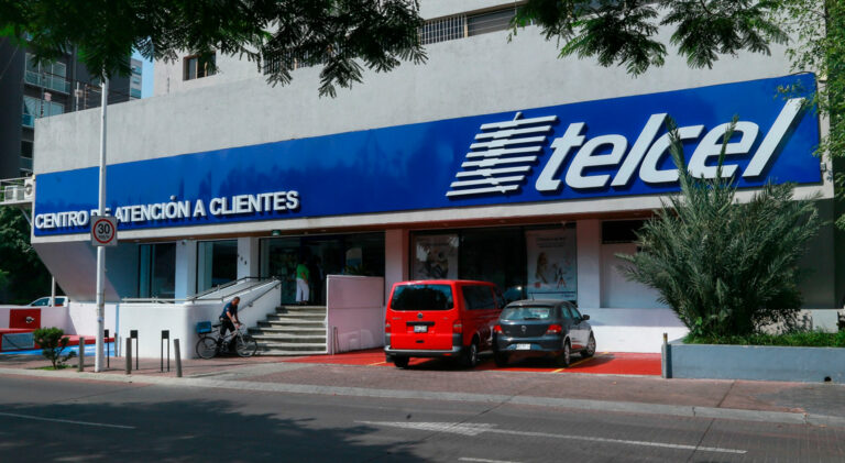 Reportan falla en servicio de Telmex y Telcel