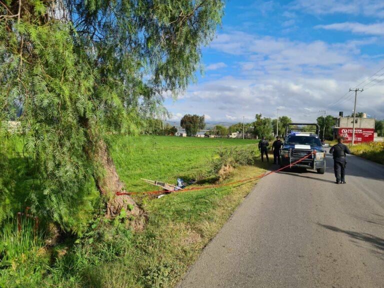 Hallan cuerpo de hombre envuelto en cobijas, en Tepetitlán