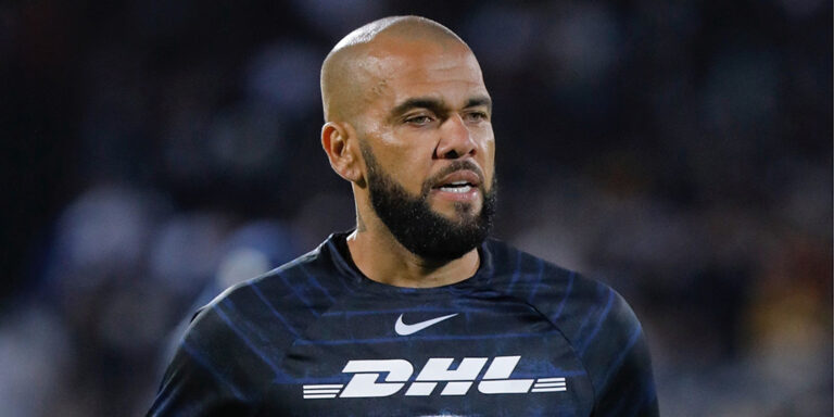 Reo cambia firmas de Dani Alves por cigarrillos