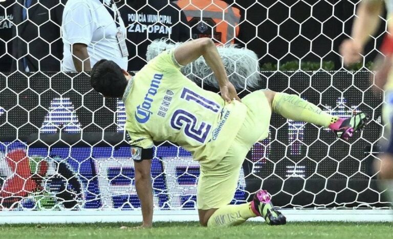 Multan a Henry Martín por celebración “de perrito” vs Chivas
