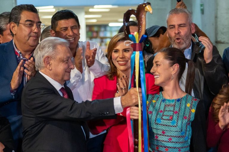 AMLO defiende la entrega del bastón de mando que le hizo a Claudia ...