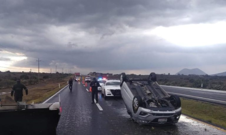 Mujer resulta lesionada tras volcadura en Singuilucan