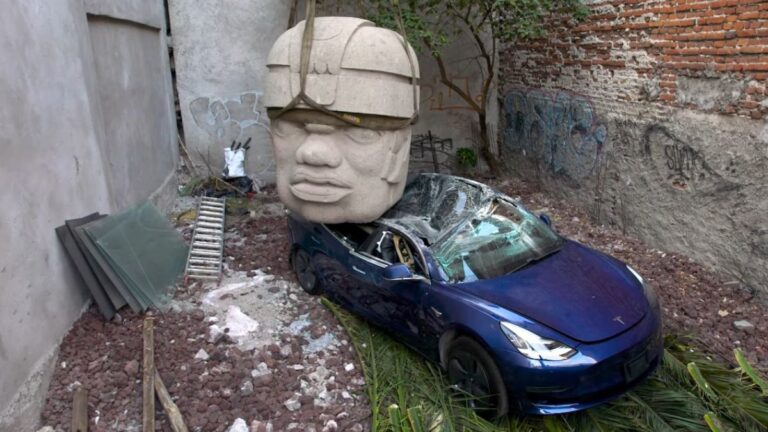 ¿Quién es Chavis Mármol? Autor de la obra de cabeza Olmeca arriba de Tesla