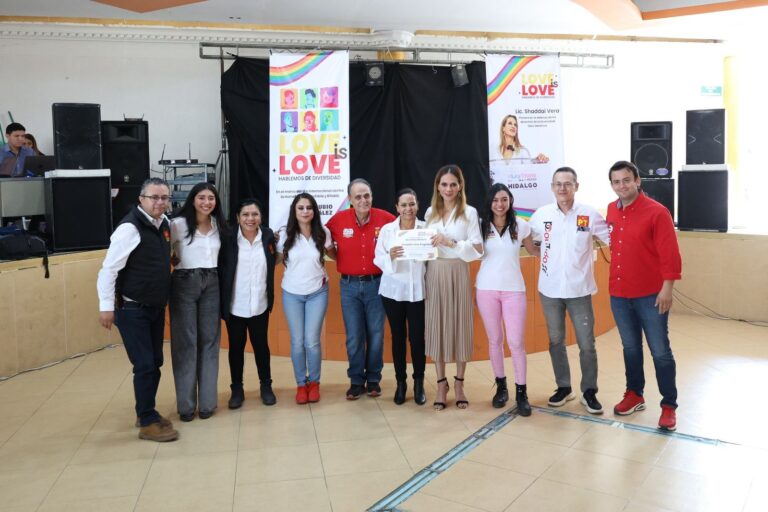 Participa Luz Rubio en foro de comunidad sexogenérica