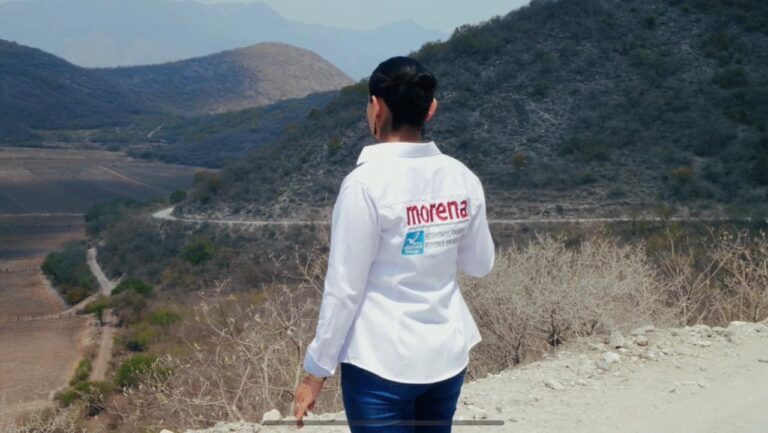 Kendra Martínez promete obra vial en Jacala
