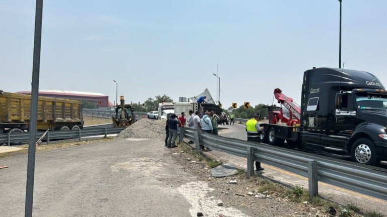 Dos lesionados deja volcadura de tráiler sobre la autopista México-Pachuca