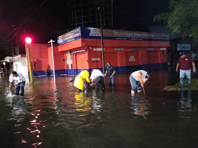 Mientras tanto en Chetumal, torrencial lluvia deja inundaciones y desplazados