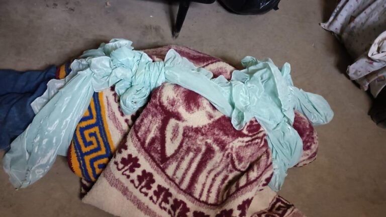 Hallan cadáver envuelto en una cobija, en Atotonilco de Tula