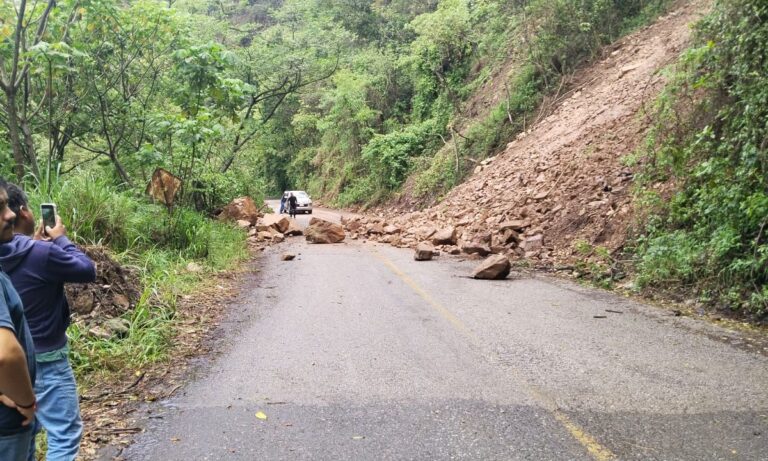 Liberan paso a Lolotla tras derrumbe en la carretera México-Tampico