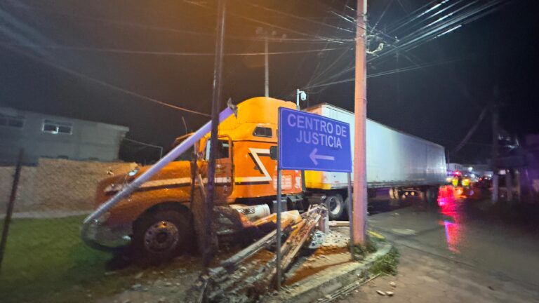 Tráiler Se Queda Sin Frenos Y Choca Contra Predio En Tepeji
