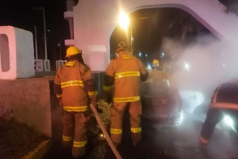 Incendio de vehículo en la entrada de ICSa (UAEH)