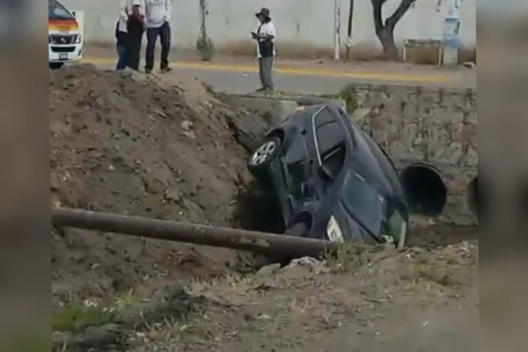Pachuca: automóvil cae a canal de aguas negras en bulevar Minero