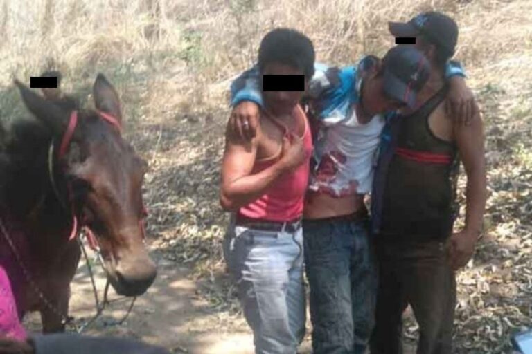 Hombre ebrio se cae de su caballo, en Xochiatipan