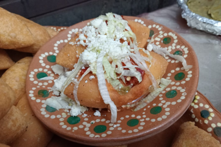 Con salsa de piña y betabel: el molote también se reinventa en Acaxochitlán