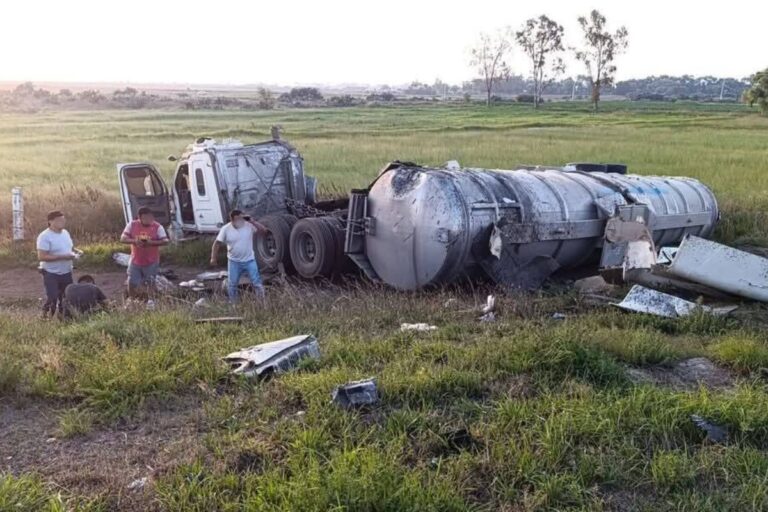 Caos vial en el entronque Pitula-San Alejo: tractocamión se vuelca