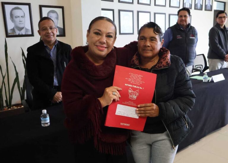 Tulancingo Entrega Escrituras A Familias De La Colonia El Paraíso