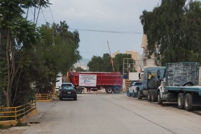 Atotonilco de Tula: Permanece bloqueo de transportistas en empresa Cal ...