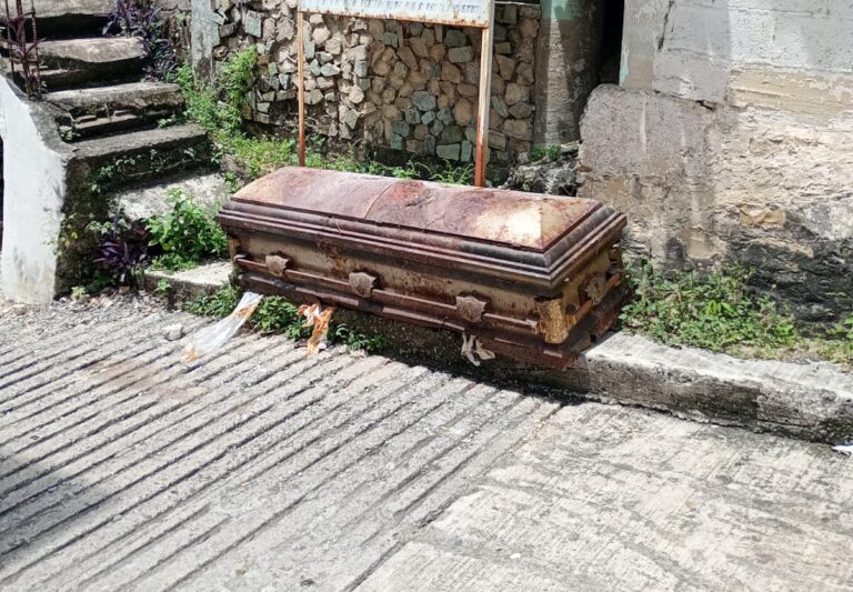 Abandonan ataúd frente al panteón de Huejutla