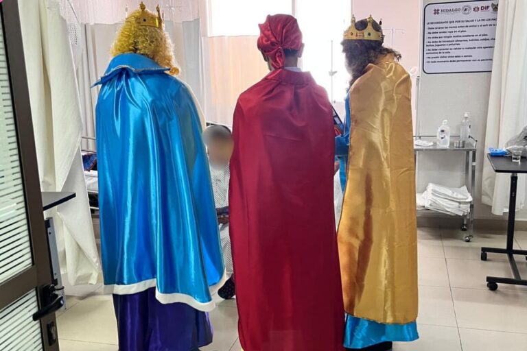 Toreros regalan juguetes en el Hospital del Niño DIF Hidalgo