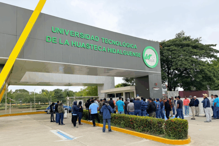 Aserradores protestan en la UTHH por denuncia ante Profepa
