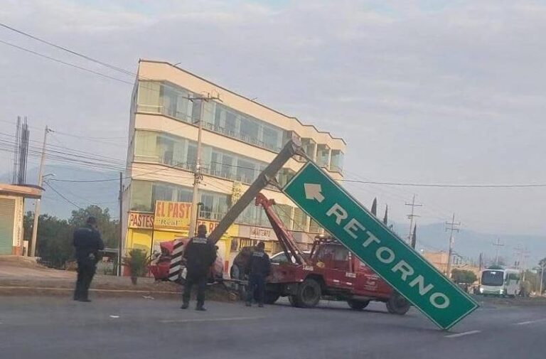 Accidente en la Pachuca-Ixmiquilpan provoca caos vial tras derribar letrero
